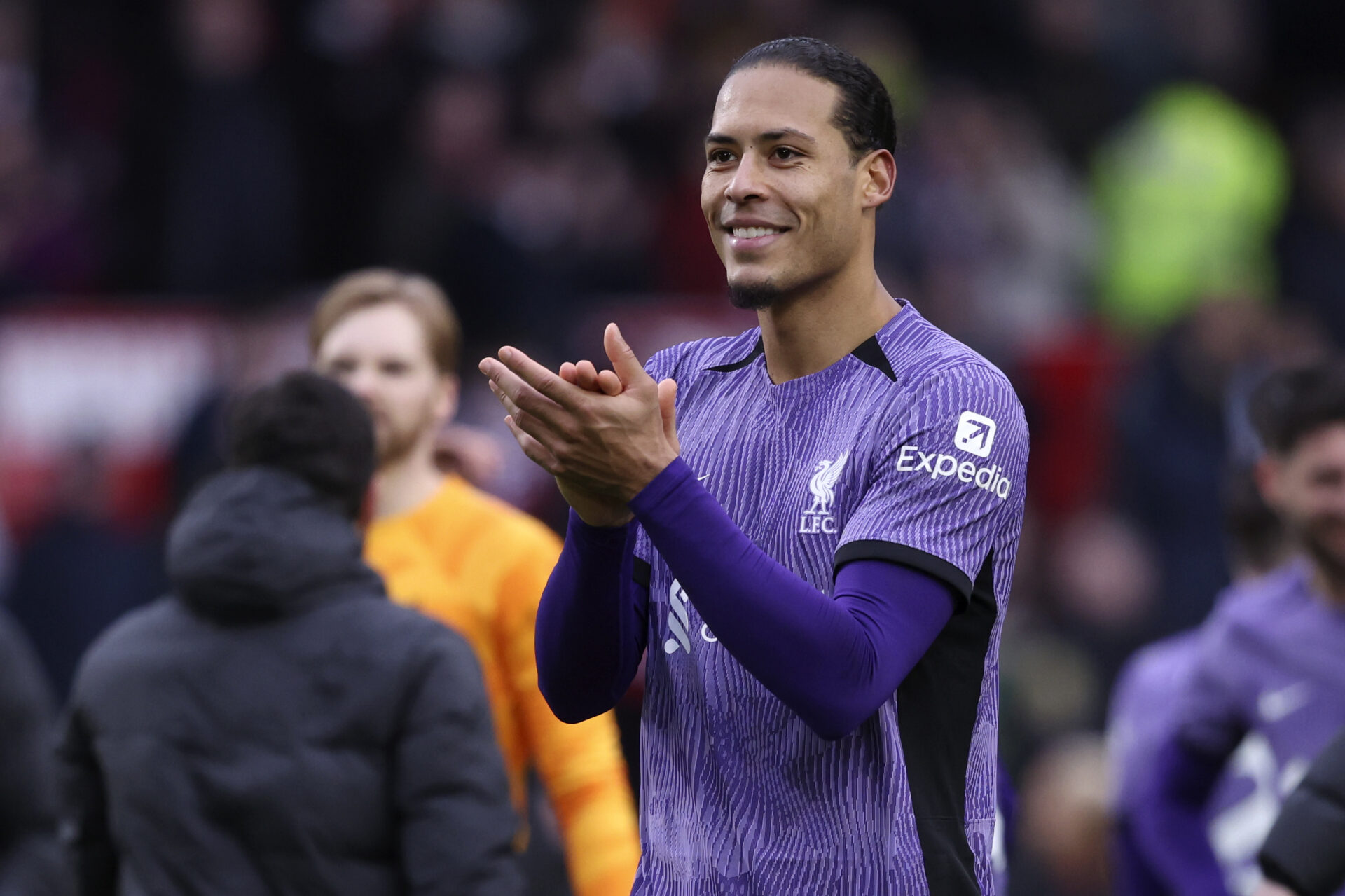 Pundit says centre-back Spurs sold has a similar style to Virgil van ...