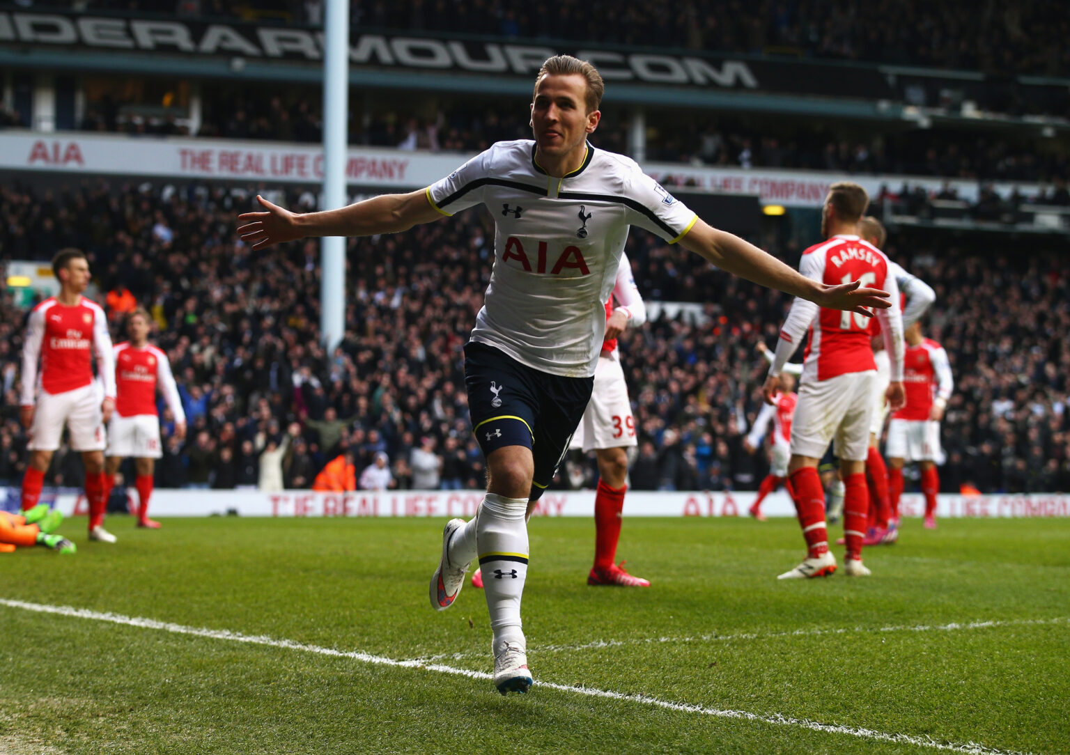 Harry Kane leaves Tottenham fans frustrated after snubbing Spurs ...